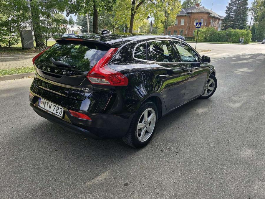 Black Volvo V40 2014 in Alytus, with an engine capacity of 1.56 L and mileage of 259 thousand km for 6499 €, photo 15 on AUTOMOTO.COM.LV