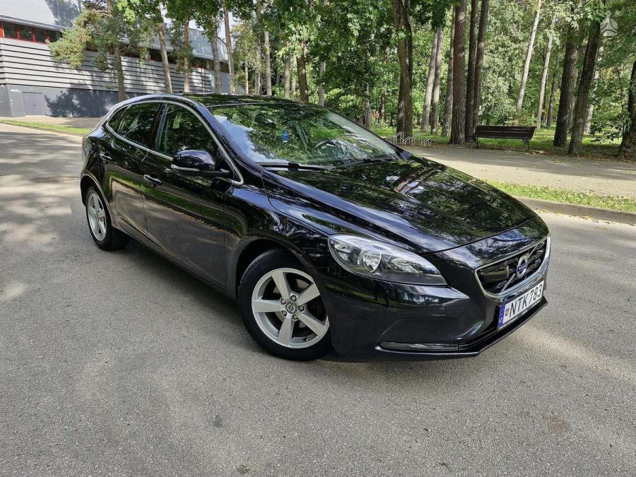 Black Volvo V40 2014 in Alytus, with an engine capacity of 1.56 L and mileage of 259 thousand km for 6499 €, photo 16 on AUTOMOTO.COM.LV
