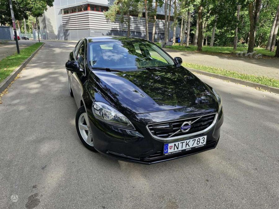 Black Volvo V40 2014 in Alytus, with an engine capacity of 1.56 L and mileage of 259 thousand km for 6499 €, photo 20 on AUTOMOTO.COM.LV