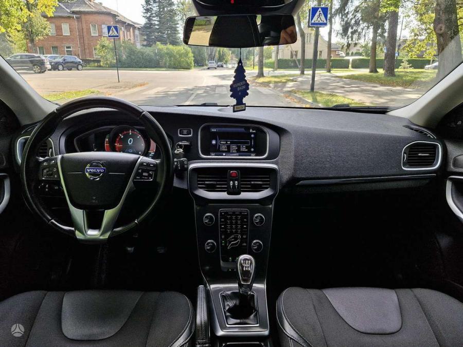 Black Volvo V40 2014 in Alytus, with an engine capacity of 1.56 L and mileage of 259 thousand km for 6499 €, photo 28 on AUTOMOTO.COM.LV