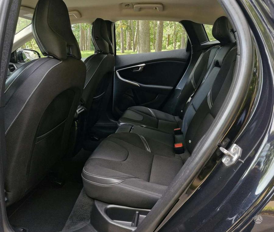 Black Volvo V40 2014 in Alytus, with an engine capacity of 1.56 L and mileage of 259 thousand km for 6499 €, photo 30 on AUTOMOTO.COM.LV