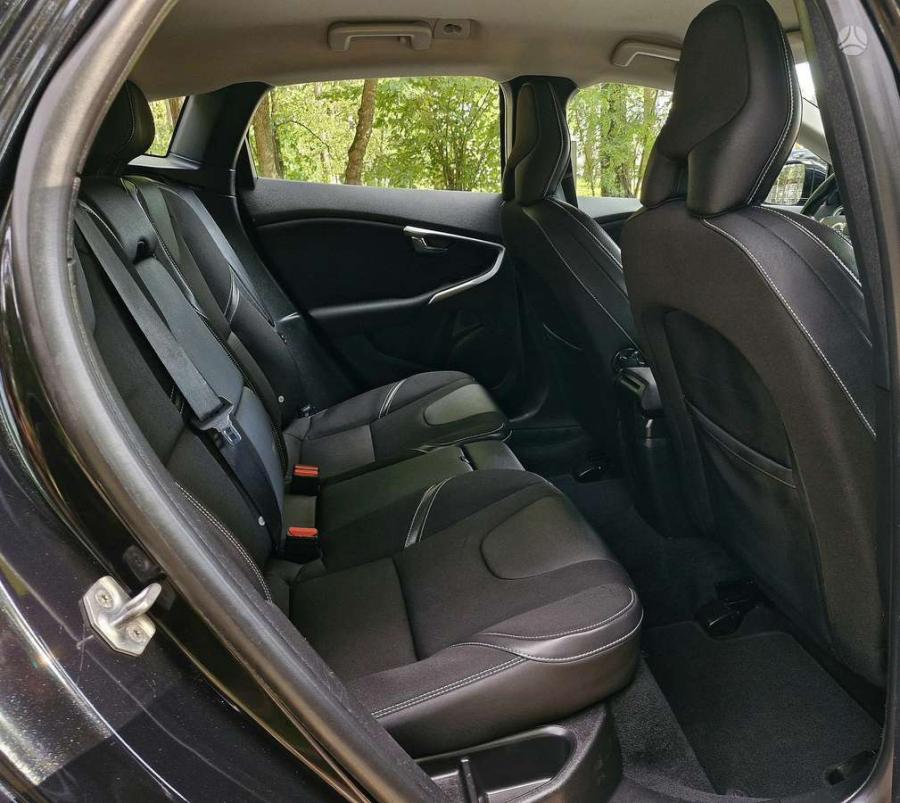 Black Volvo V40 2014 in Alytus, with an engine capacity of 1.56 L and mileage of 259 thousand km for 6499 €, photo 31 on AUTOMOTO.COM.LV