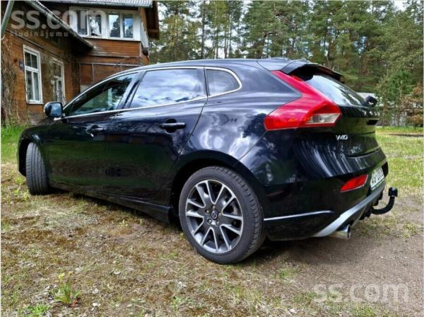 Volvo V40 2014 in Cesis on AUTOMOTO.COM.LV Black Volvo V40 2014 in Cesis, with an engine capacity of 2.00 L and mileage of 297 thousand km for 8250 €, photo 4 on AUTOMOTO.COM.LV