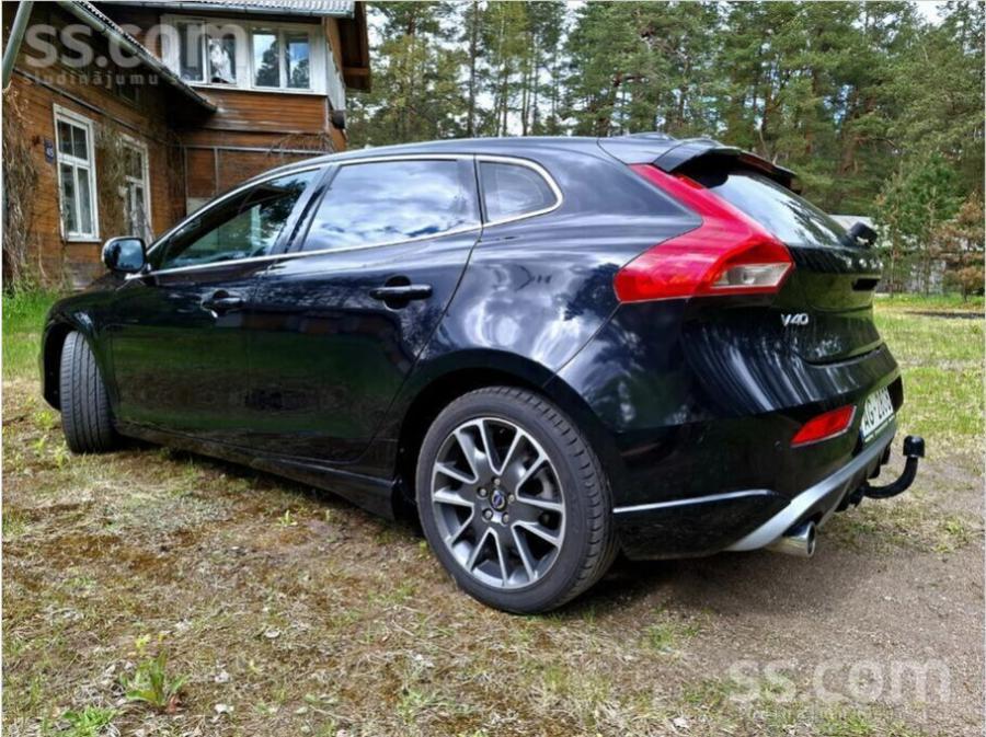Black Volvo V40 2014 in Cesis, with an engine capacity of 2.00 L and mileage of 297 thousand km for 8250 €, photo 4 on AUTOMOTO.COM.LV