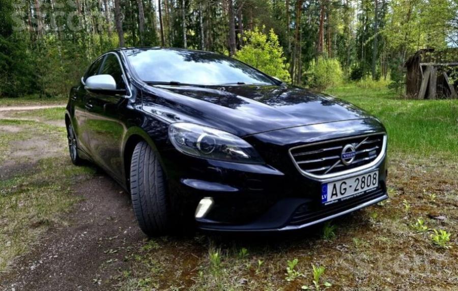 Black Volvo V40 2014 in Cesis, with an engine capacity of 2.00 L and mileage of 297 thousand km for 8250 €, photo 9 on AUTOMOTO.COM.LV