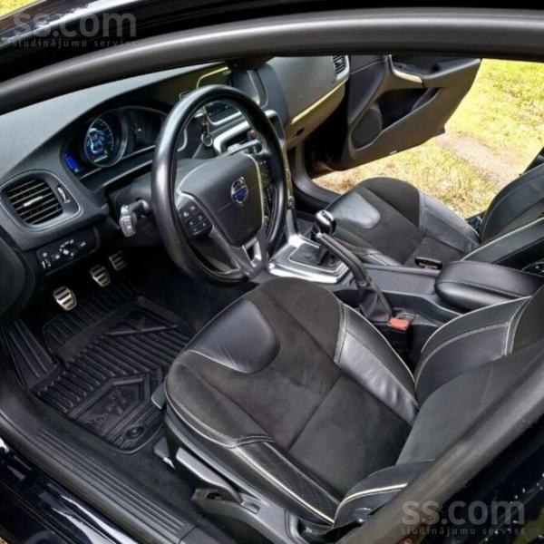 Volvo V40 2014 in Cesis on AUTOMOTO.COM.LV Black Volvo V40 2014 in Cesis, with an engine capacity of 2.00 L and mileage of 297 thousand km for 8250 €, photo 10 on AUTOMOTO.COM.LV