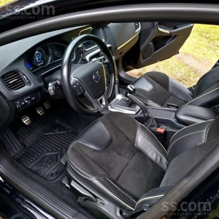 Black Volvo V40 2014 in Cesis, with an engine capacity of 2.00 L and mileage of 297 thousand km for 8250 €, photo 10 on AUTOMOTO.COM.LV