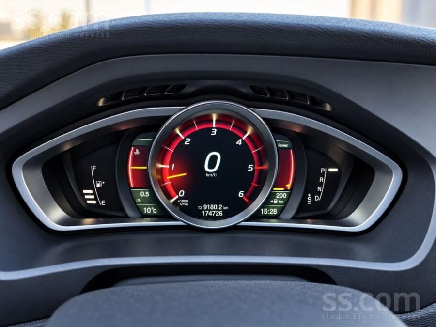 Melns Volvo V40 2014 Rīga, ar dzinēja tilpumu 2.00 L un nobraukumu 175 tūkst. km par 5500 €, foto 8 vietnē AUTOMOTO.COM.LV
