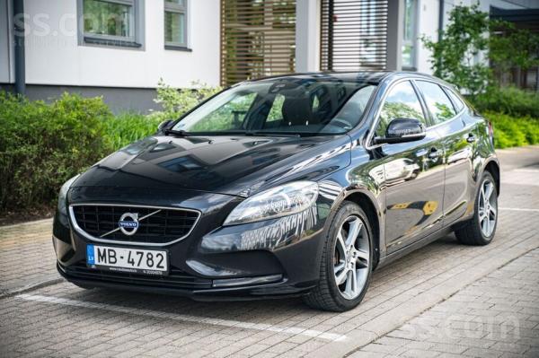 Melns Volvo V40 2015 Rīga, ar dzinēja tilpumu 2.00 L un nobraukumu 185 tūkst. km par 6990 €, foto 1 vietnē AUTOMOTO.COM.LV
