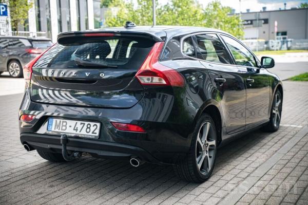 Melns Volvo V40 2015 Rīga, ar dzinēja tilpumu 2.00 L un nobraukumu 185 tūkst. km par 6990 €, foto 4 vietnē AUTOMOTO.COM.LV