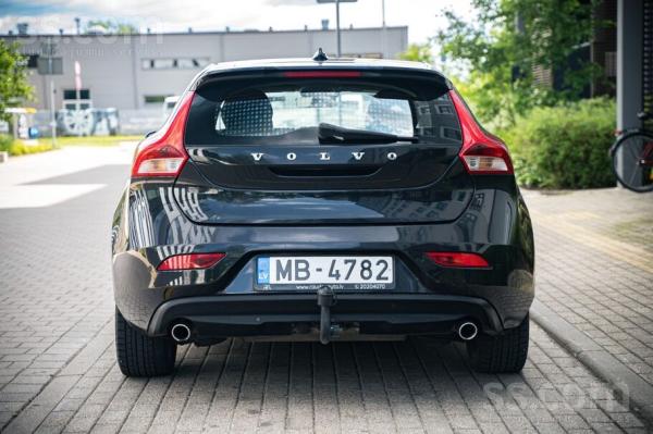 Melns Volvo V40 2015 Rīga, ar dzinēja tilpumu 2.00 L un nobraukumu 185 tūkst. km par 6990 €, foto 5 vietnē AUTOMOTO.COM.LV