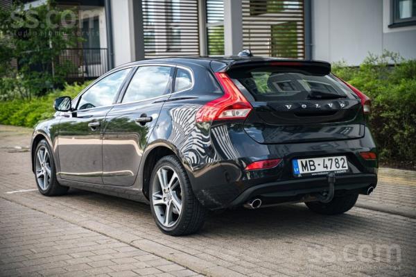 Melns Volvo V40 2015 Rīga, ar dzinēja tilpumu 2.00 L un nobraukumu 185 tūkst. km par 6990 €, foto 6 vietnē AUTOMOTO.COM.LV