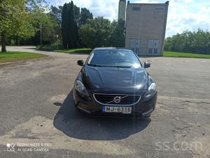 Black Volvo V40 2015 in Ogre, with an engine capacity of 2.00 L and mileage of 282 thousand km for 7500 €, photo 3 on AUTOMOTO.COM.LV
