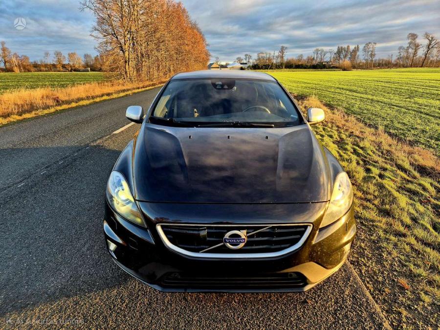 Black Volvo V40 2015 in Joniskis, with an engine capacity of 1.97 L and mileage of 292 thousand km for 6800 €, photo 2 on AUTOMOTO.COM.LV