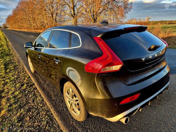Black Volvo V40 2015 in Joniskis, with an engine capacity of 1.97 L and mileage of 292 thousand km for 6800 €, photo 5 on AUTOMOTO.COM.LV