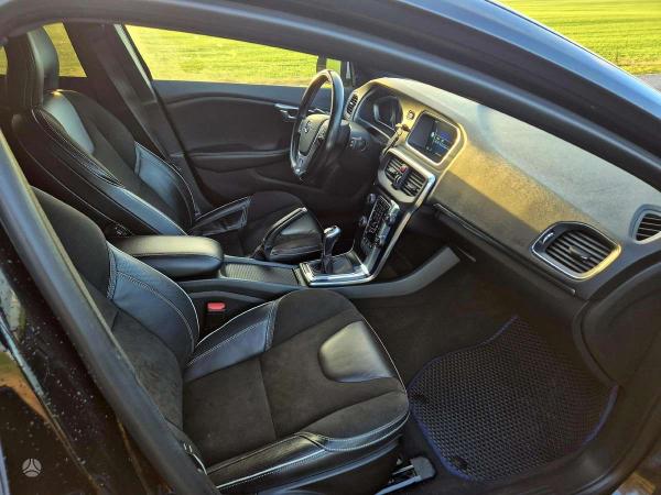 Black Volvo V40 2015 in Joniskis, with an engine capacity of 1.97 L and mileage of 292 thousand km for 6800 €, photo 10 on AUTOMOTO.COM.LV