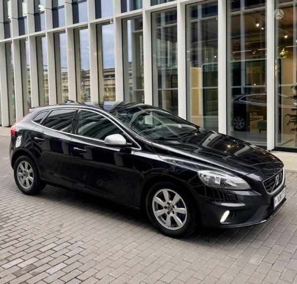Melns Volvo V40 2015 Kaišiadorys, ar dzinēja tilpumu 2.00 L un nobraukumu 284 tūkst. km par 5650 €, foto 4 vietnē AUTOMOTO.COM.LV
