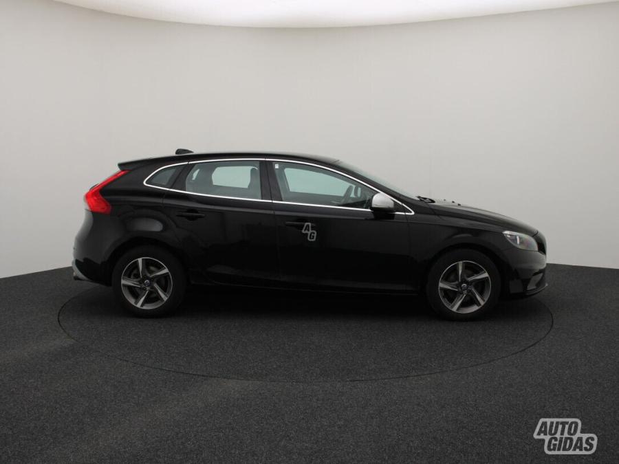 Melns Volvo V40 2015 Viļņa, ar dzinēja tilpumu 2.00 L un nobraukumu 202 tūkst. km par 8699 €, foto 9 vietnē AUTOMOTO.COM.LV
