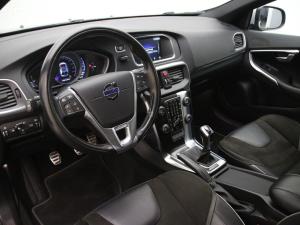 Melns Volvo V40 2015 Viļņa, ar dzinēja tilpumu 2.00 L un nobraukumu 202 tūkst. km par 8699 €, foto 16 vietnē AUTOMOTO.COM.LV