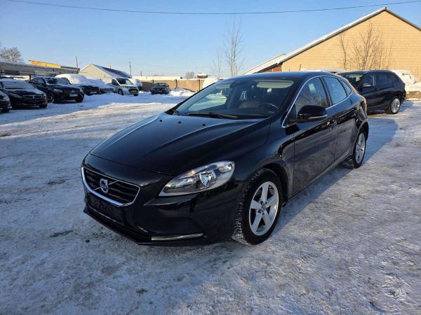 Black Volvo V40 2015 in Telschi, with an engine capacity of 1.97 L and mileage of 282 thousand km for 6350 €, photo 1 on AUTOMOTO.COM.LV