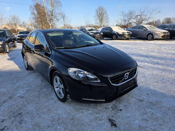 Black Volvo V40 2015 in Telschi, with an engine capacity of 1.97 L and mileage of 282 thousand km for 6350 €, photo 2 on AUTOMOTO.COM.LV