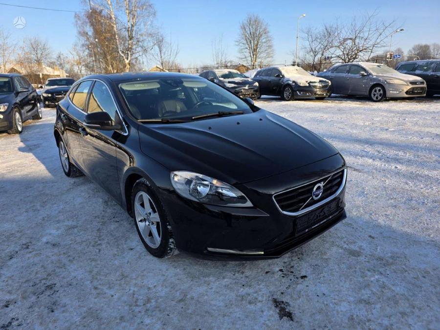 Black Volvo V40 2015 in Telschi, with an engine capacity of 1.97 L and mileage of 282 thousand km for 6350 €, photo 2 on AUTOMOTO.COM.LV