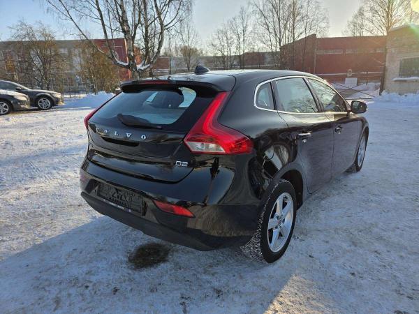 Black Volvo V40 2015 in Telschi, with an engine capacity of 1.97 L and mileage of 282 thousand km for 6350 €, photo 3 on AUTOMOTO.COM.LV