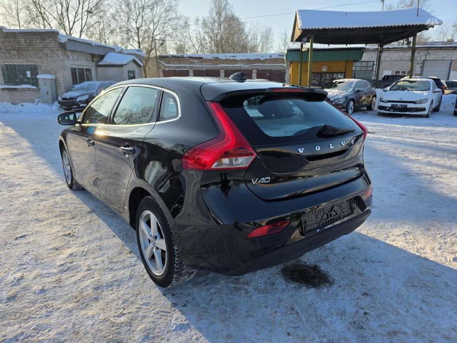Black Volvo V40 2015 in Telschi, with an engine capacity of 1.97 L and mileage of 282 thousand km for 6350 €, photo 4 on AUTOMOTO.COM.LV