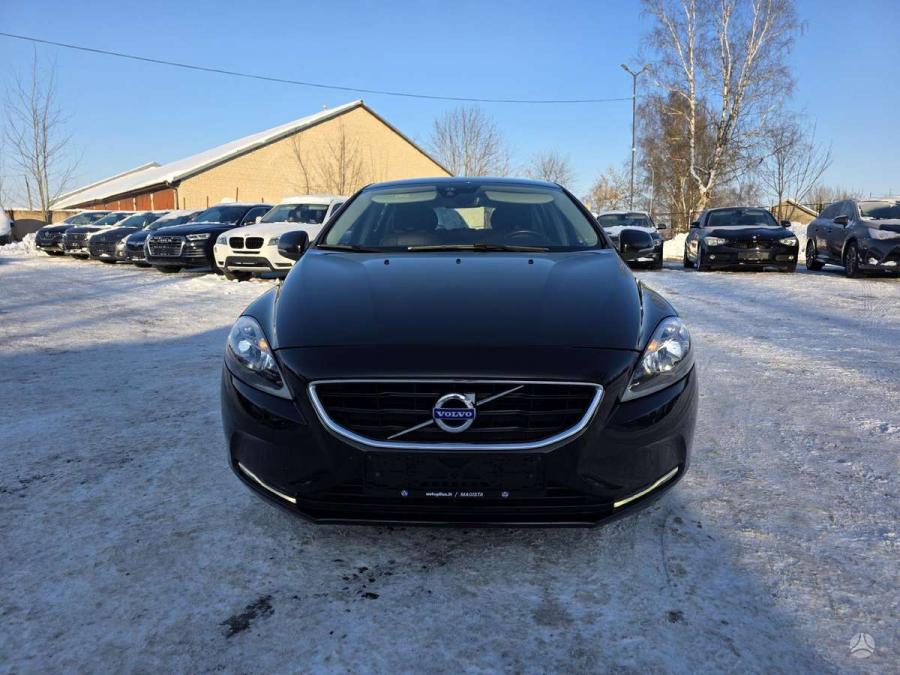 Black Volvo V40 2015 in Telschi, with an engine capacity of 1.97 L and mileage of 282 thousand km for 6350 €, photo 5 on AUTOMOTO.COM.LV