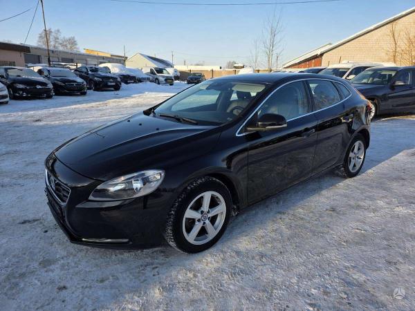 Black Volvo V40 2015 in Telschi, with an engine capacity of 1.97 L and mileage of 282 thousand km for 6350 €, photo 7 on AUTOMOTO.COM.LV