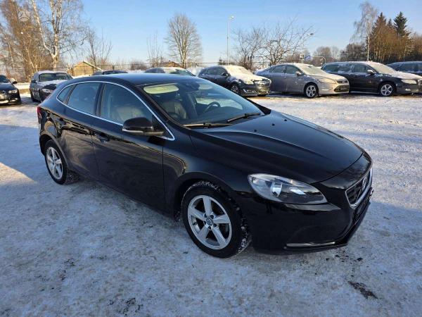 Black Volvo V40 2015 in Telschi, with an engine capacity of 1.97 L and mileage of 282 thousand km for 6350 €, photo 8 on AUTOMOTO.COM.LV