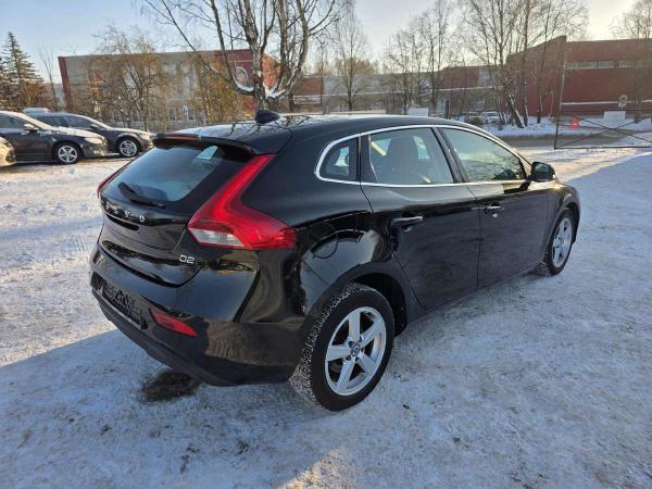 Black Volvo V40 2015 in Telschi, with an engine capacity of 1.97 L and mileage of 282 thousand km for 6350 €, photo 9 on AUTOMOTO.COM.LV