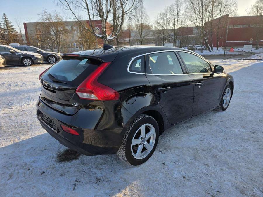 Black Volvo V40 2015 in Telschi, with an engine capacity of 1.97 L and mileage of 282 thousand km for 6350 €, photo 9 on AUTOMOTO.COM.LV