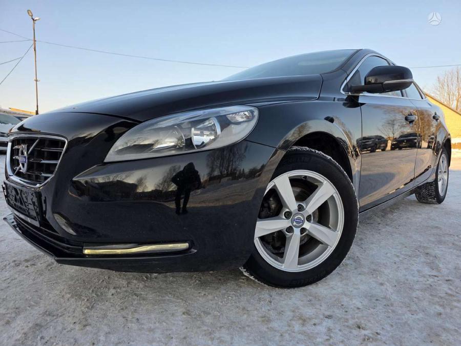 Black Volvo V40 2015 in Telschi, with an engine capacity of 1.97 L and mileage of 282 thousand km for 6350 €, photo 13 on AUTOMOTO.COM.LV