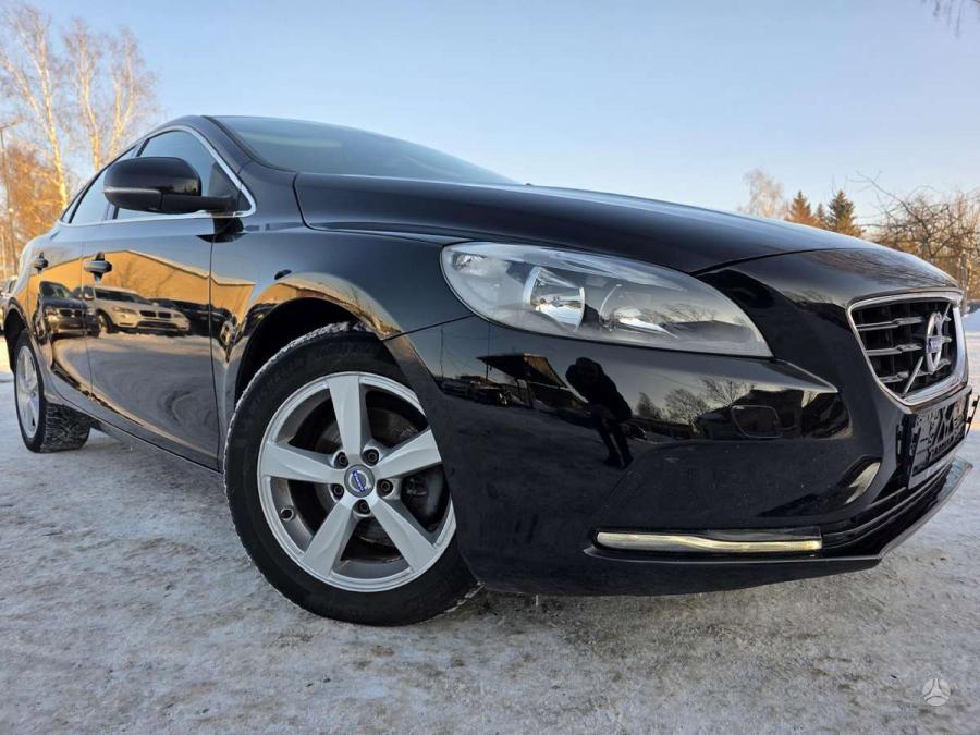 Black Volvo V40 2015 in Telschi, with an engine capacity of 1.97 L and mileage of 282 thousand km for 6350 €, photo 15 on AUTOMOTO.COM.LV