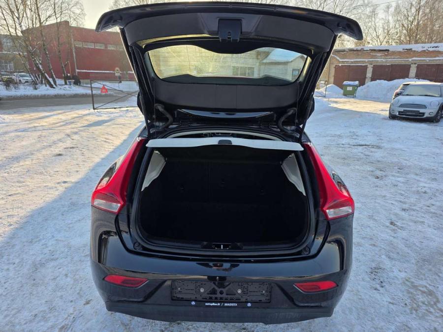 Black Volvo V40 2015 in Telschi, with an engine capacity of 1.97 L and mileage of 282 thousand km for 6350 €, photo 36 on AUTOMOTO.COM.LV