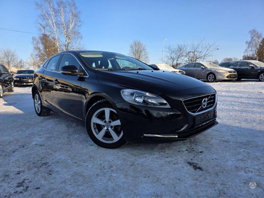Black Volvo V40 2015 in Telschi, with an engine capacity of 1.97 L and mileage of 282 thousand km for 6350 €, photo 39 on AUTOMOTO.COM.LV
