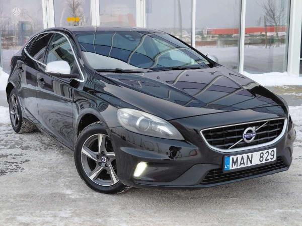 Melns Volvo V40 2015 Viļņa, ar dzinēja tilpumu 1.97 L un nobraukumu 349 tūkst. km par 6200 €, foto 1 vietnē AUTOMOTO.COM.LV