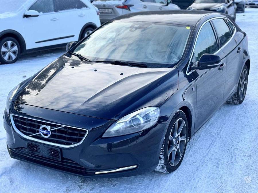 Melns Volvo V40 2015 Viļņa, ar dzinēja tilpumu 1.56 L un nobraukumu 211 tūkst. km par 9650 €, foto 1 vietnē AUTOMOTO.COM.LV