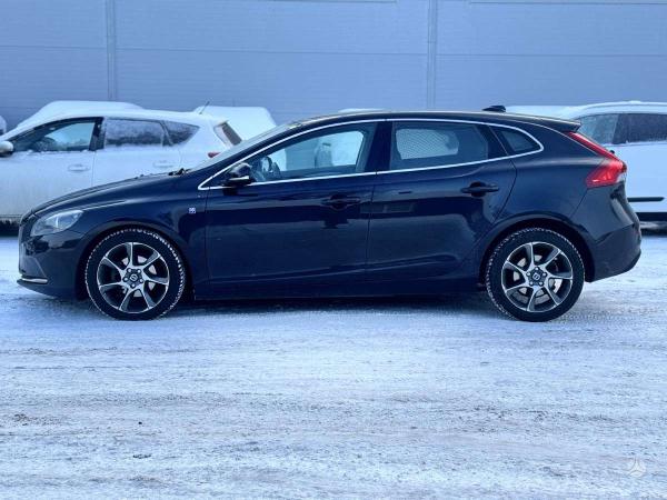 Black Volvo V40 2015 in Vilnius, with an engine capacity of 1.56 L and mileage of 211 thousand km for 9650 €, photo 2 on AUTOMOTO.COM.LV