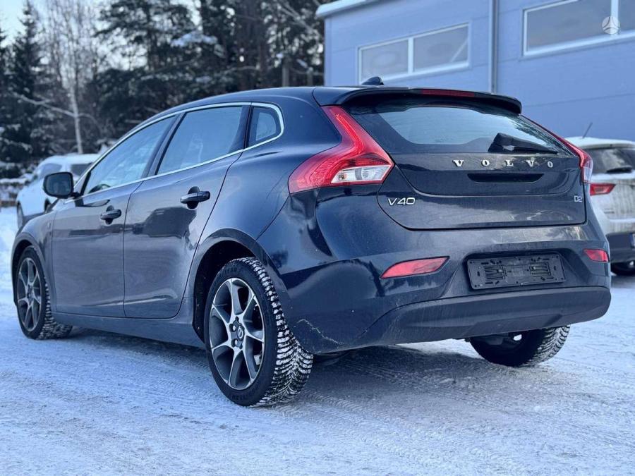 Melns Volvo V40 2015 Viļņa, ar dzinēja tilpumu 1.56 L un nobraukumu 211 tūkst. km par 9650 €, foto 3 vietnē AUTOMOTO.COM.LV