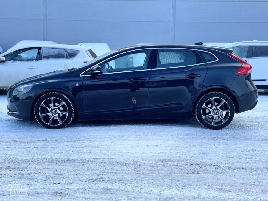 Black Volvo V40 2015 in Vilnius, with an engine capacity of 1.60 L and mileage of 211 thousand km for 9650 €, photo 2 on AUTOMOTO.COM.LV