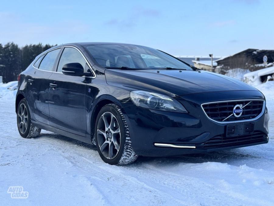 Black Volvo V40 2015 in Vilnius, with an engine capacity of 1.60 L and mileage of 211 thousand km for 9650 €, photo 7 on AUTOMOTO.COM.LV