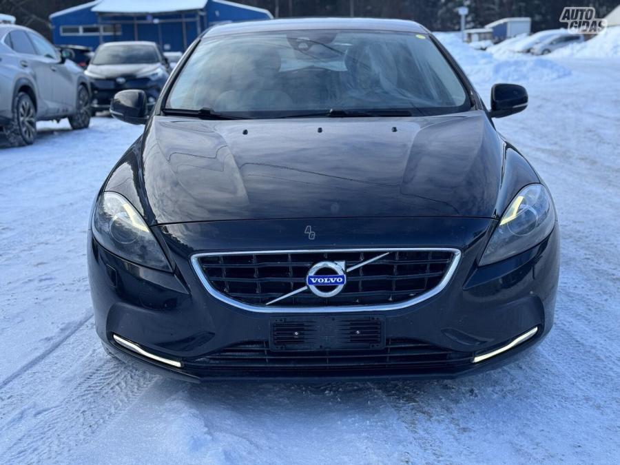 Black Volvo V40 2015 in Vilnius, with an engine capacity of 1.60 L and mileage of 211 thousand km for 9650 €, photo 8 on AUTOMOTO.COM.LV