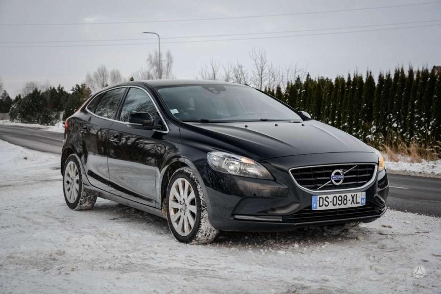 Black Volvo V40 2015 in Elektrenai, with an engine capacity of 1.98 L and mileage of 250 thousand km for 7350 €, photo 1 on AUTOMOTO.COM.LV