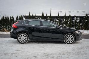 Black Volvo V40 2015 in Elektrenai, with an engine capacity of 1.98 L and mileage of 250 thousand km for 7350 €, photo 2 on AUTOMOTO.COM.LV