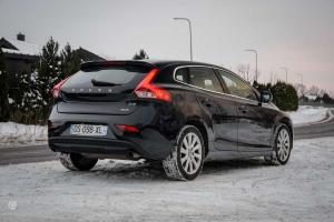 Black Volvo V40 2015 in Elektrenai, with an engine capacity of 1.98 L and mileage of 250 thousand km for 7350 €, photo 3 on AUTOMOTO.COM.LV