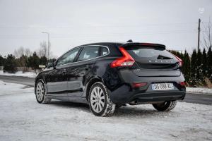 Black Volvo V40 2015 in Elektrenai, with an engine capacity of 1.98 L and mileage of 250 thousand km for 7350 €, photo 5 on AUTOMOTO.COM.LV