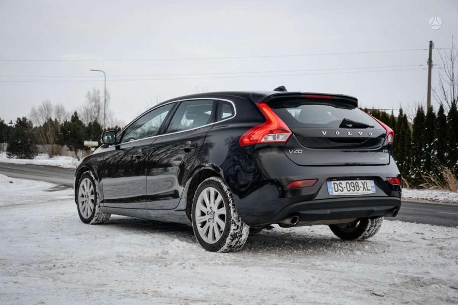 Black Volvo V40 2015 in Elektrenai, with an engine capacity of 1.98 L and mileage of 250 thousand km for 7350 €, photo 5 on AUTOMOTO.COM.LV