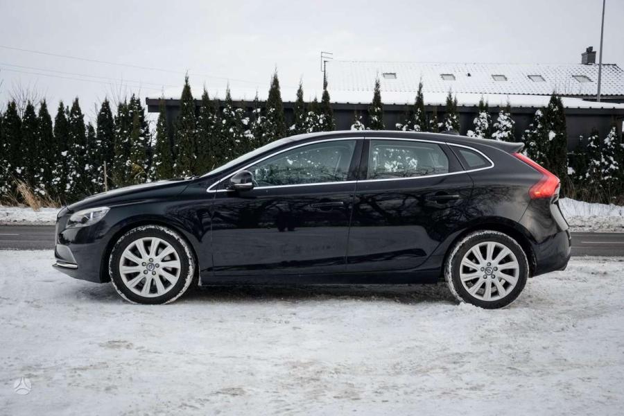 Black Volvo V40 2015 in Elektrenai, with an engine capacity of 1.98 L and mileage of 250 thousand km for 7350 €, photo 6 on AUTOMOTO.COM.LV